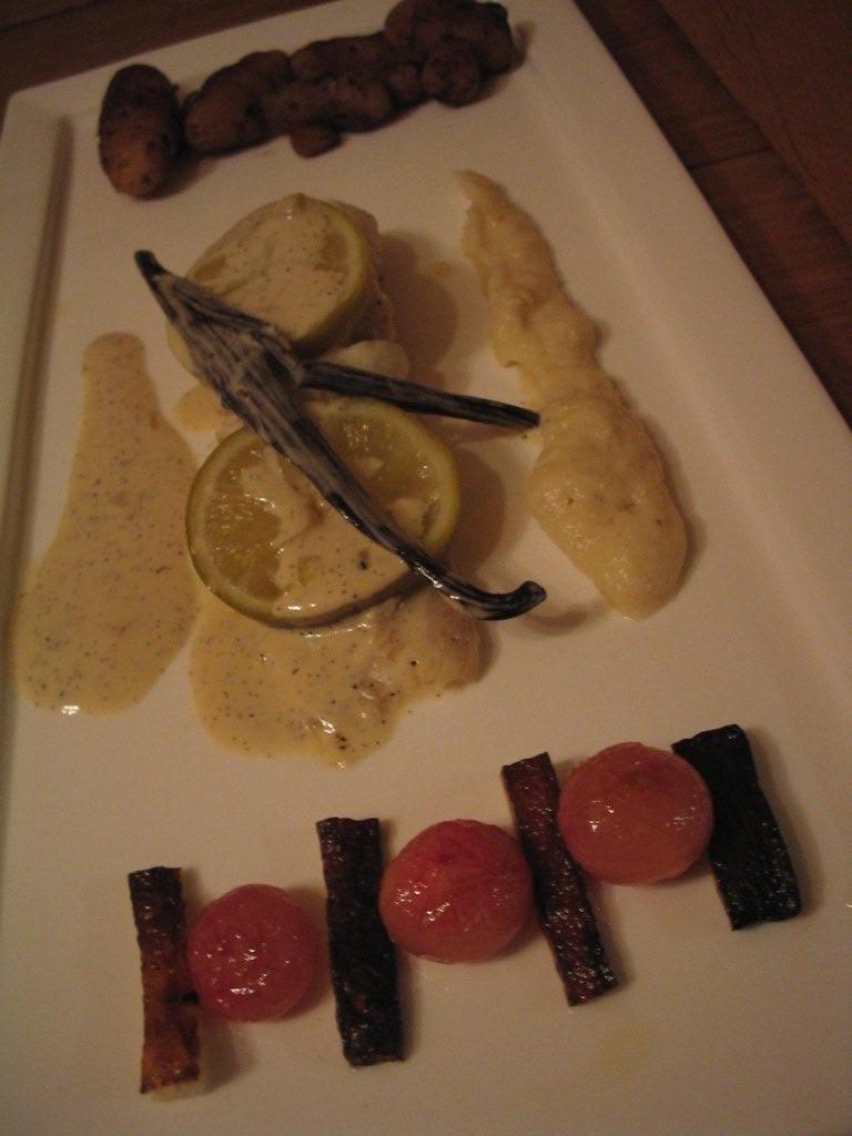 Tresse de sole en papilotte, sauce à la vanille, purée de choux fleur ...