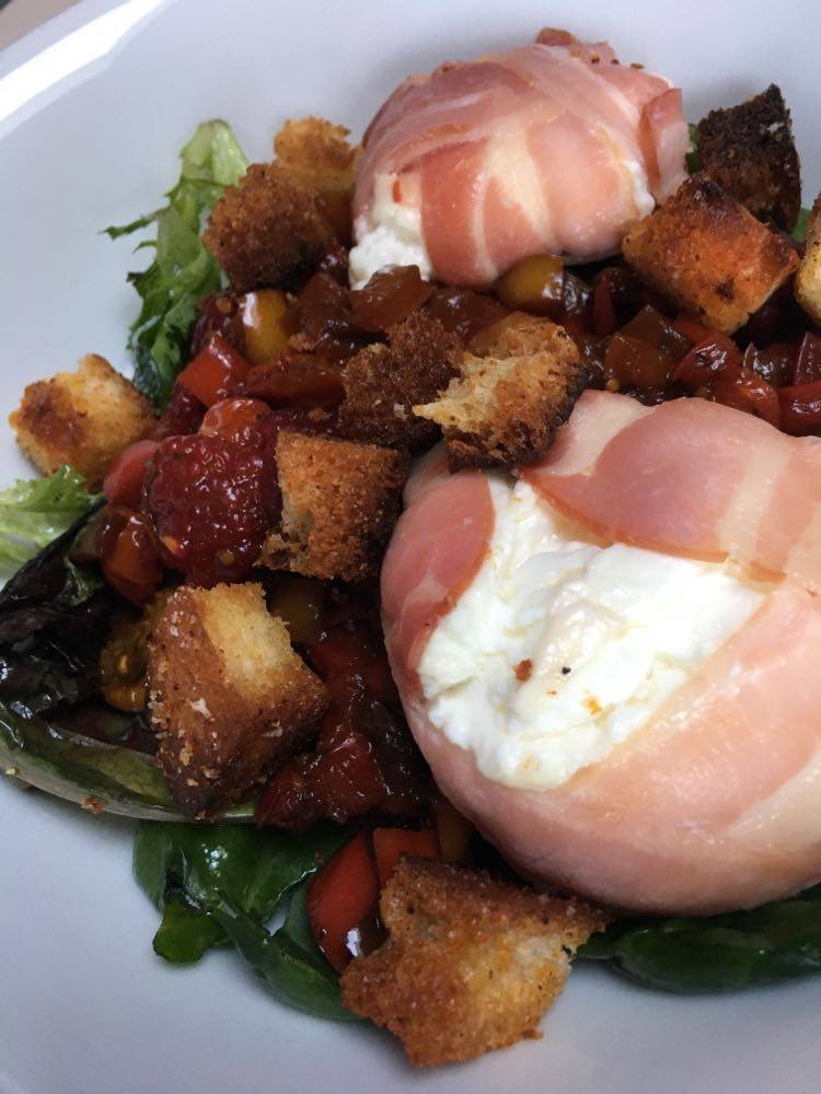 Chèvre chaud lardé, douceur de poivrons, de framboises et de tomates ...
