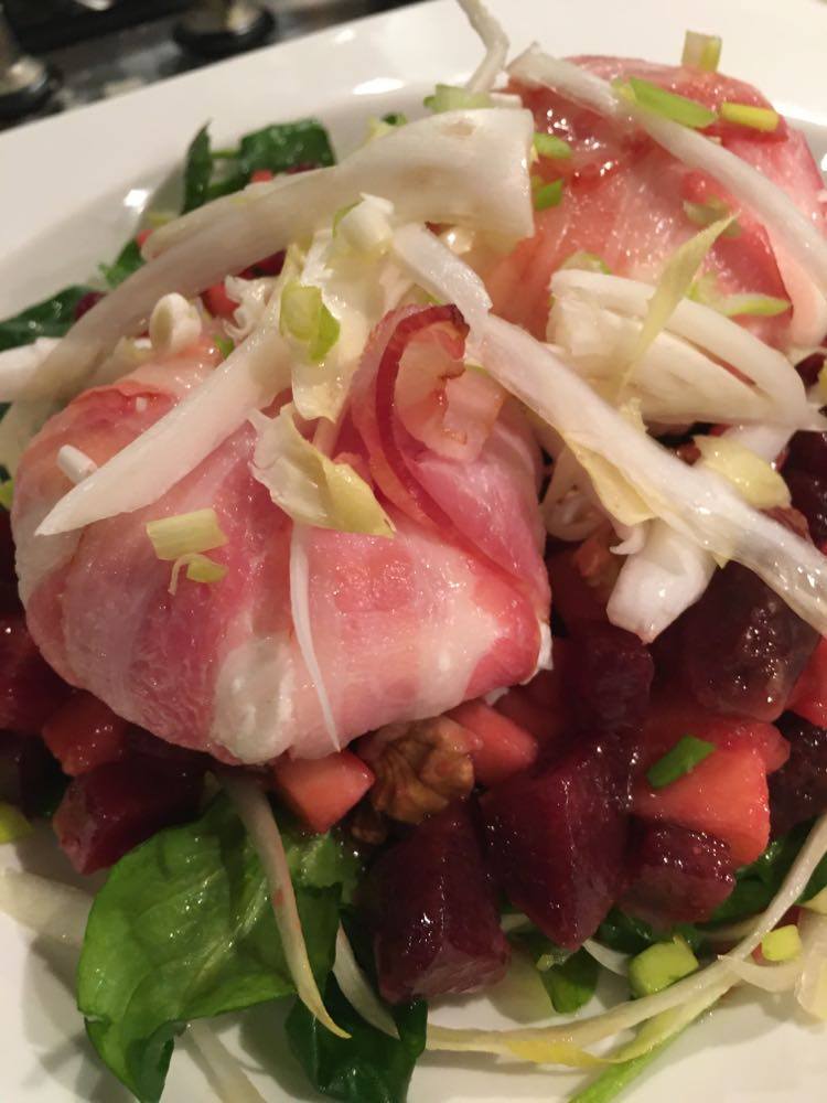 Salade B-ket : Chèvre lardé, betterave, pomme, chicons, noix – Passion ...