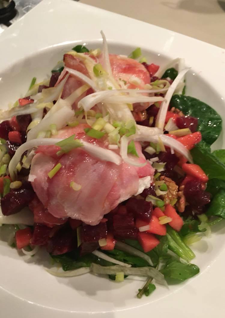 Salade B-ket : Chèvre lardé, betterave, pomme, chicons, noix – Passion ...