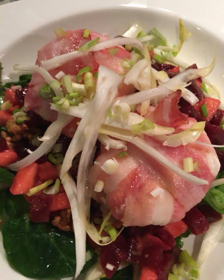 Salade B-ket : Chèvre lardé, betterave, pomme, chicons, noix – Passion ...