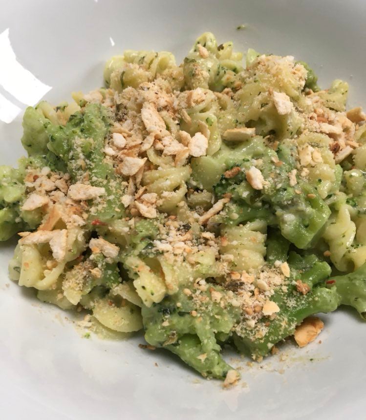 Fusilli, broccoli à l’ail, crème de parmesan, pangratato de grisini ...