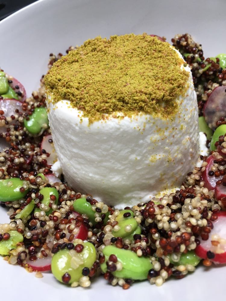 Trio de quinoa aux fèves et radis, vinaigrette de pulpe de concombre et ...