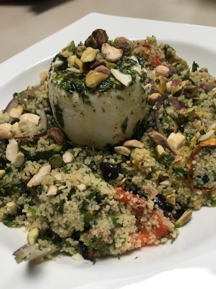 Salade de semoule aux herbes, courgettes et poivrons grillés, chèvre ...