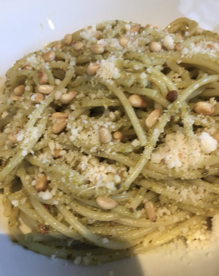Spaghetti au pesto d’amandes fumées, citron, pignons et parmesan ...