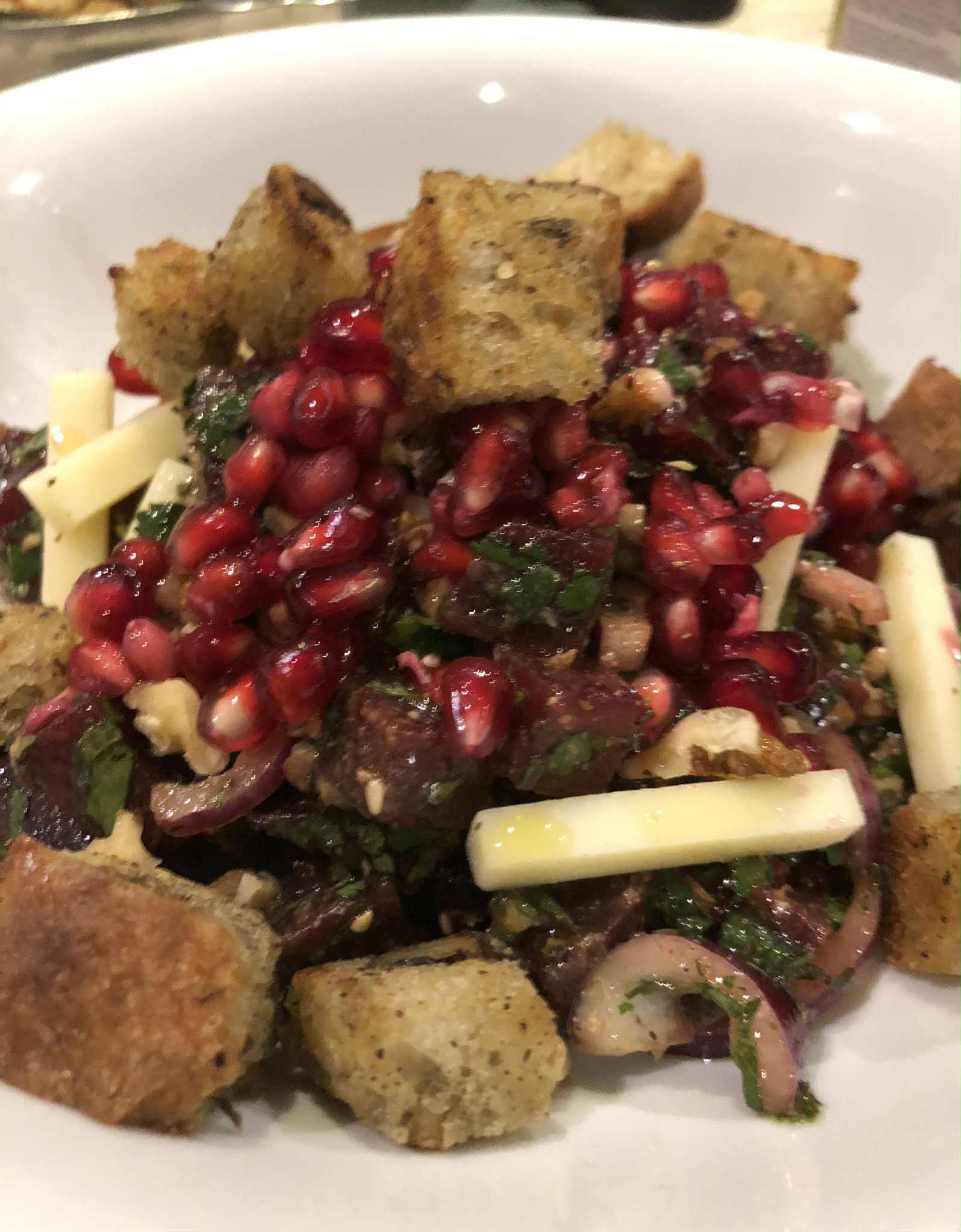 Salade de betteraves rôties, oignon rouge, comté, noix et croûtons au ...