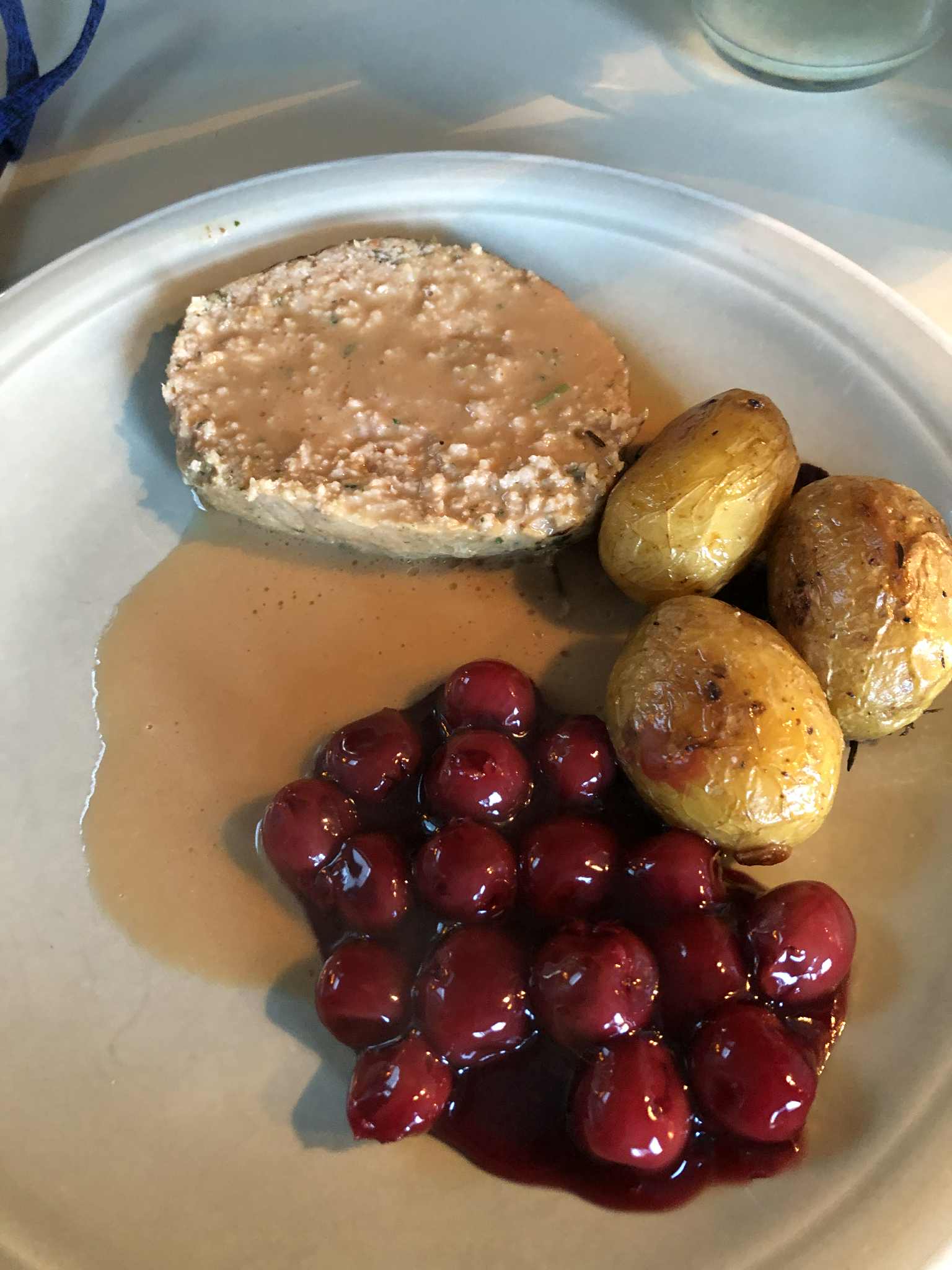 Pain de viande, grenailles rôties à l’ail, cerises du Nord et sauce aux ...