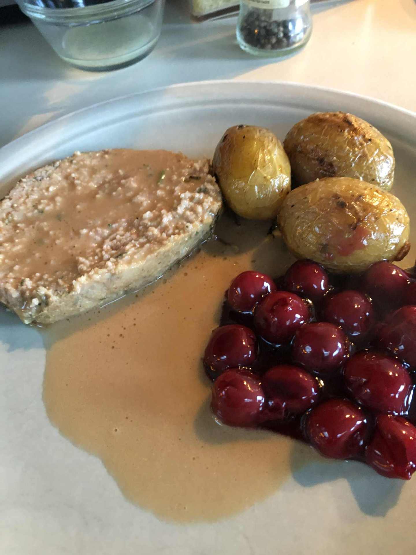 Pain de viande, grenailles rôties à l’ail, cerises du Nord et sauce aux ...